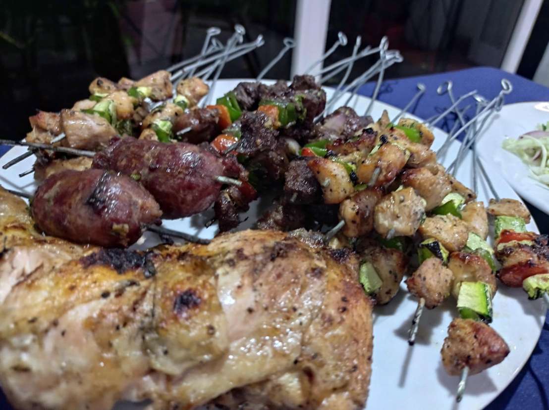 SPÉCIAL BARBECUE : MIX DE BROCHETTES AU RESTAURANT IBIZA CAFÉ MADA ...