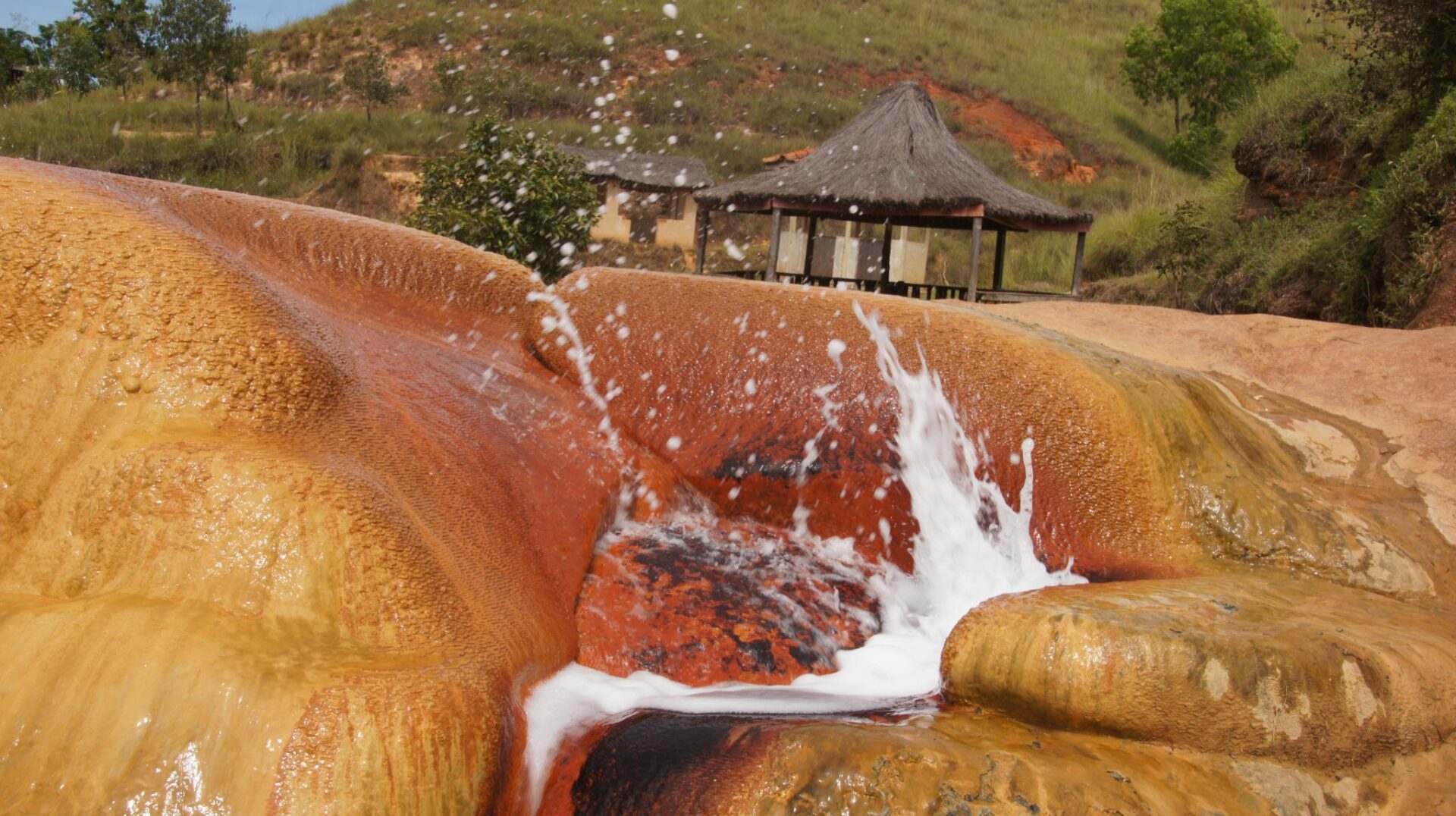 TOURISME : LES GEYSERS D'ANALAVORY - MADAGASCAR - VILLA MAHEFA