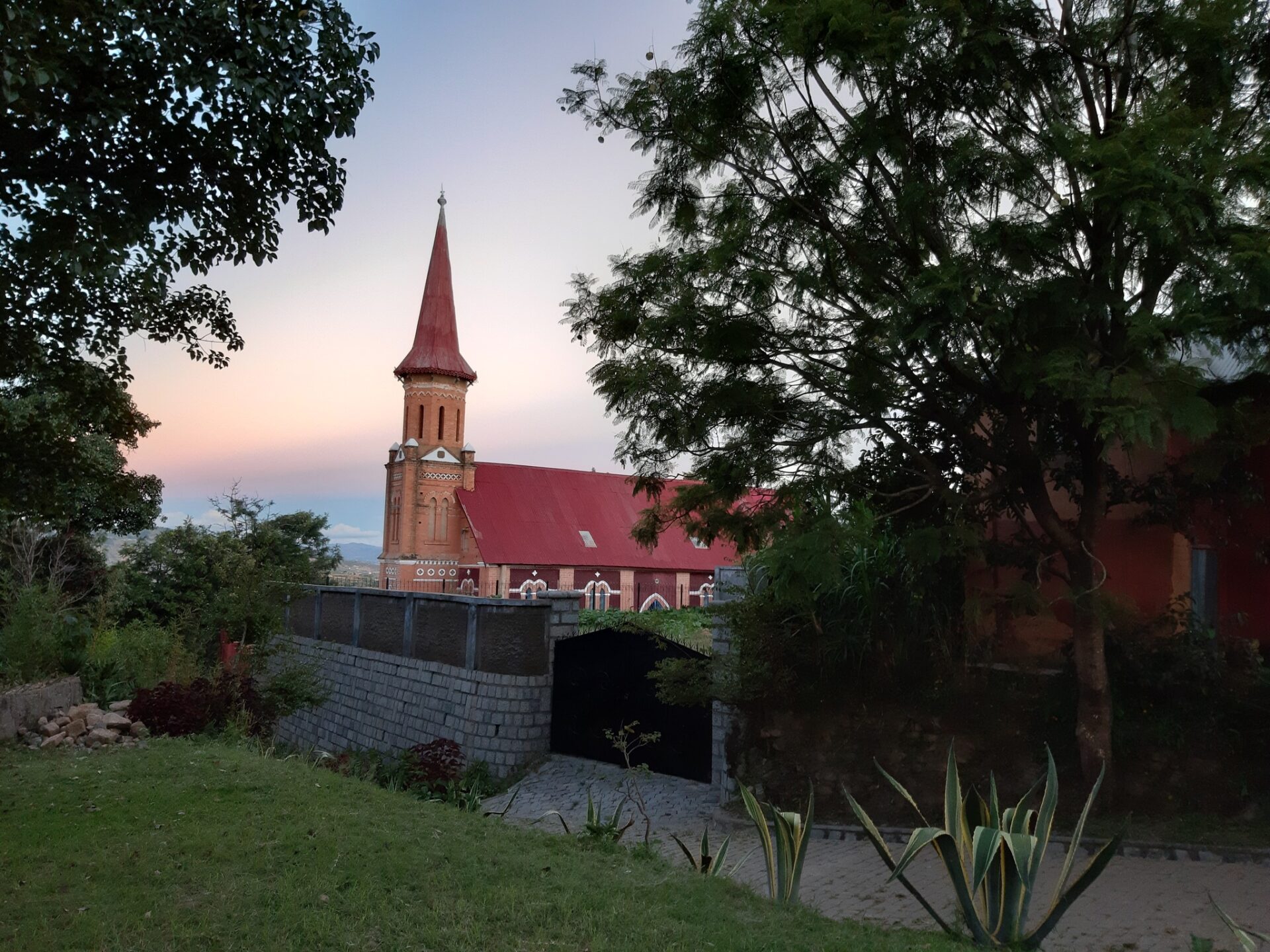 TOURISME : LES ÉGLISES ET TEMPLES MALAGASY - VILLA MAHEFA